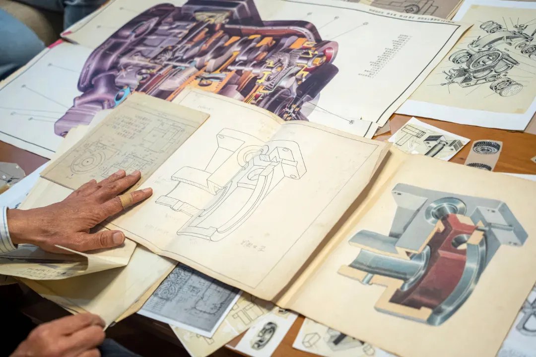 Chinese teacher's hand-drawn 3D diagrams of complex machine structures ...